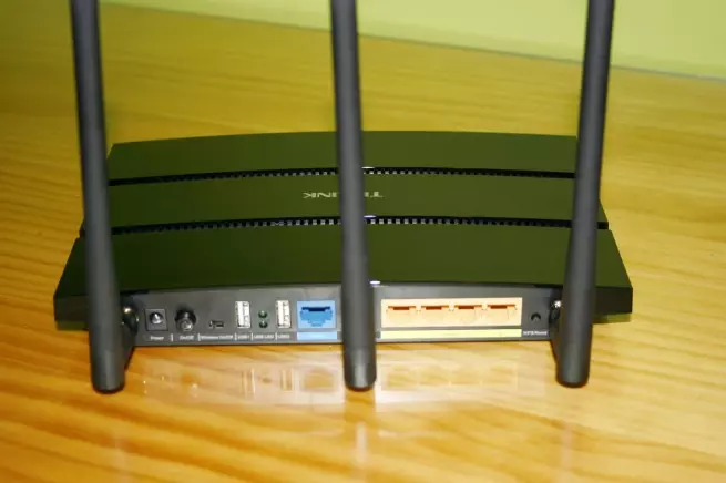 Vista del darrere del router TP-Link TL-WDR4900