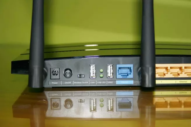 מבט שמאלי מאחור של הנתב TP-Link TL-WDR4900