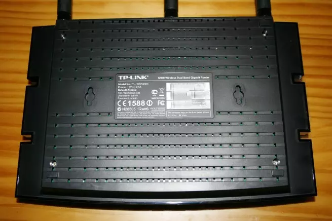 TP-Link TL-WDR4900 ਰਾਊਟਰ ਦਾ ਹੇਠਲਾ ਦ੍ਰਿਸ਼