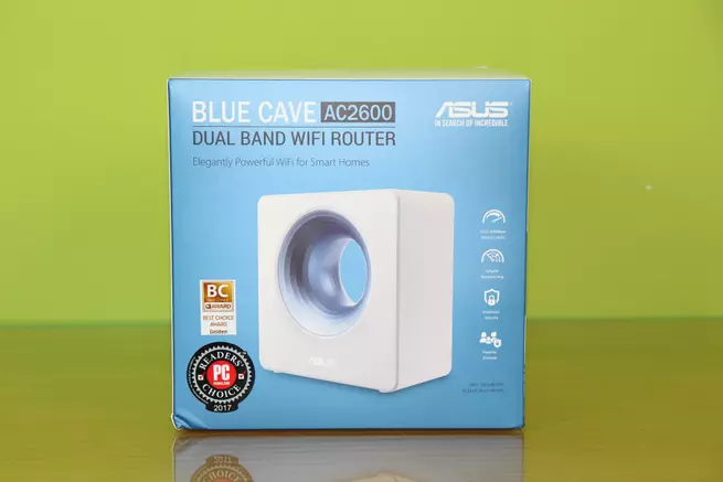 Likod nga dapit sa ASUS Blue Cave nga kahon sa router