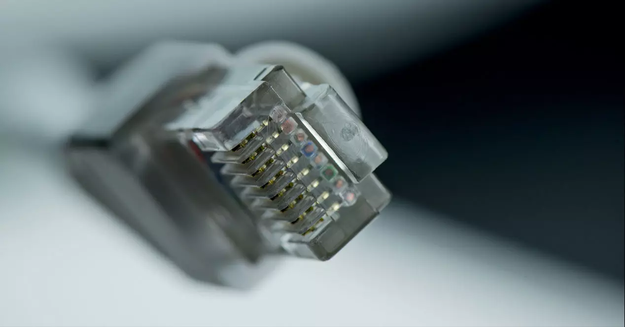Jak podłączyć komputer za pomocą kabla, jeśli nie ma portu Ethernet?