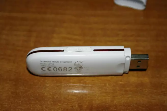 Vista do slot para cartão microSD no modem Huawei K3765