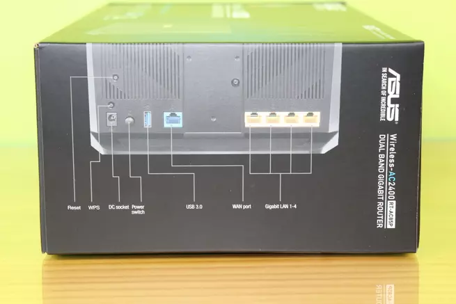 Kanang bahagi ng ASUS RT-AC85P neutral router box na may mga koneksyon at button