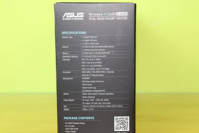 Maldekstra flanko de la enkursigilo ASUS RT-AC85P kun la teknikaj specifoj