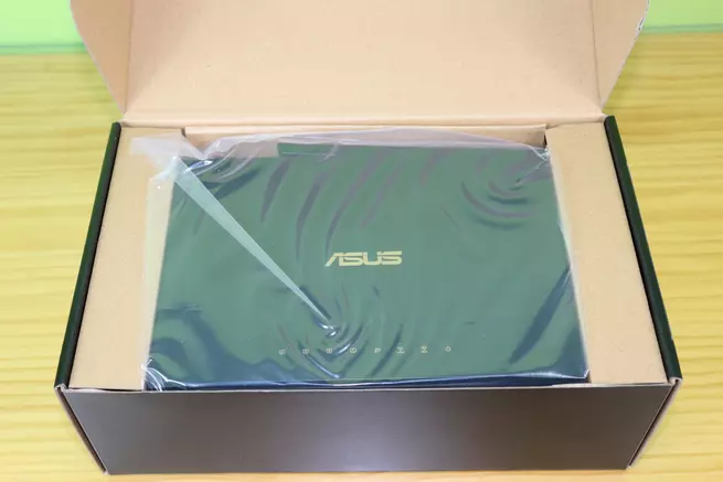 ASUS RT-AC85P ကြားနေ router box ၏အတွင်းပိုင်းကို အသေးစိတ်ဖော်ပြထားသည်။