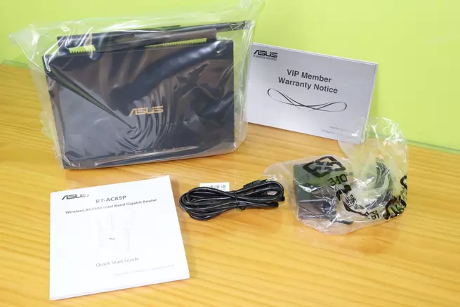 ASUS RT-AC85P ကြားနေ router box အကြောင်းအရာများကို အသေးစိတ်ဖော်ပြထားသည်။