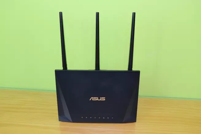 ASUS RT-AC85P neutral na router sa harap na may logo at status LEDs