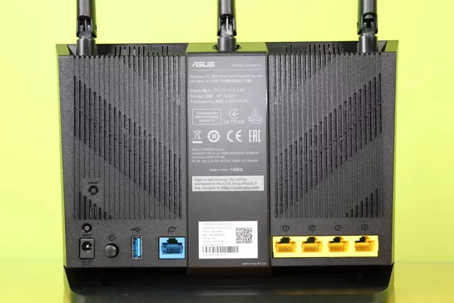 ASUS RT-AC85P router ၏ port များနှင့် ခလုတ်များအားလုံးကို အသေးစိတ်ရှာဖွေပါ။