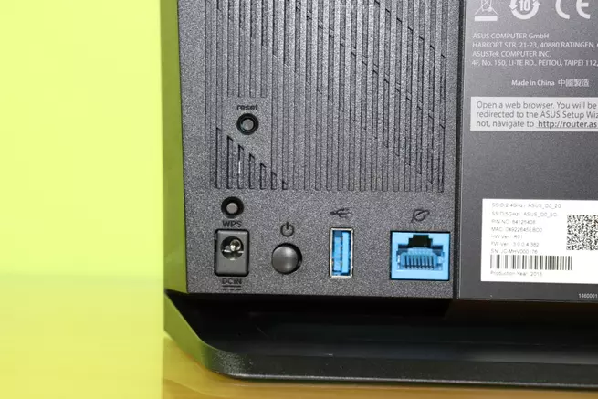 Запознайте се с WAN порта, USB 3.0, RESET, WPS и бутоните за захранване на рутера ASUS RT-AC85P