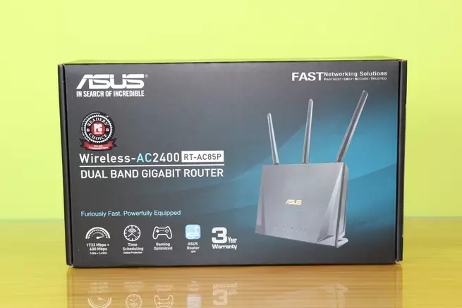 ASUS RT-AC85P ራውተር ሳጥን ፊት ለፊት ከዝርዝሩ ጋር