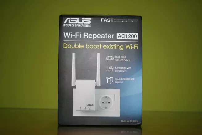 Frontal de la caixa del repetidor Wi-Fi ASUS RP-AC55 detalladament