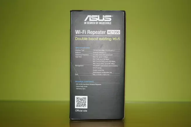 Lewa strona wzmacniacza Wi-Fi ASUS RP-AC55