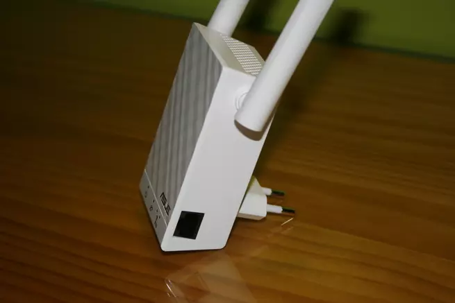 Lateral dret del repetidor Wi-Fi ASUS RP-AC55 amb el port Gigabit Ethernet