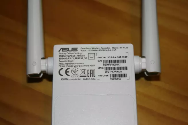 Poznaj szczegółowo naklejkę wzmacniacza ASUS RP-AC55