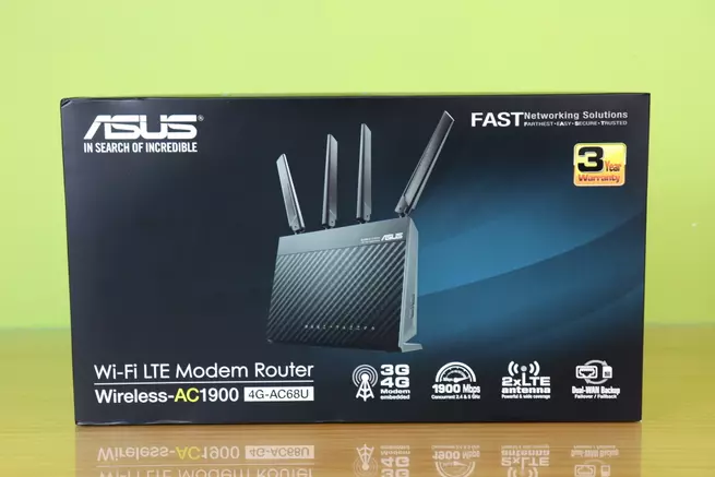 Avant du boîtier du routeur ASUS 4G-AC68U 4G