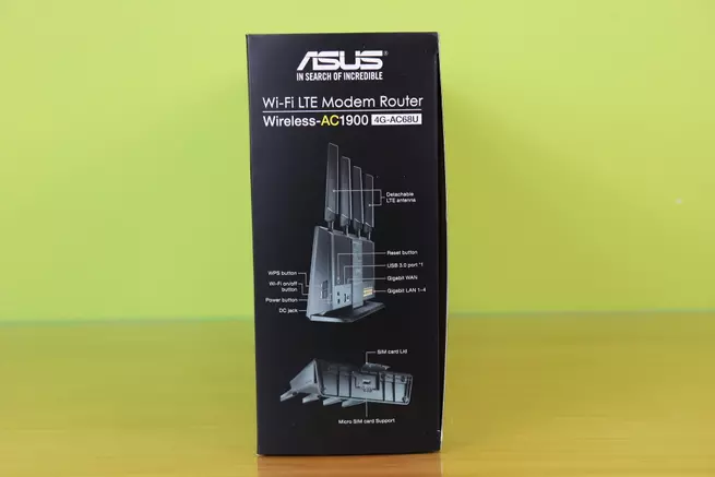 Sisi katuhu tina 4G router ASUS 4G-AC68U