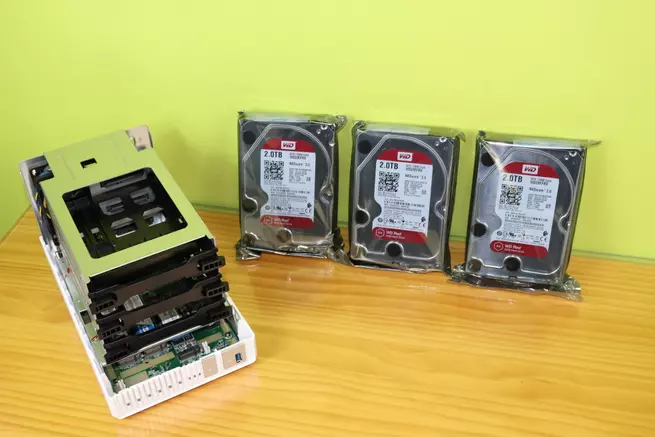 QNAP TS-332X NAS qattiq disk uylariga o'rnatish uchun WD Red