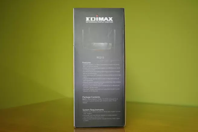 Лявата страна на кутията на рутера Edimax Gemini RE21S
