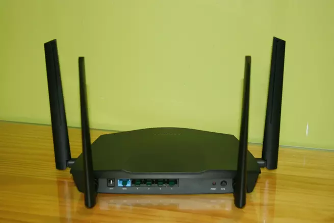 Neutrale router met Smart Roaming Edimax Gemini RE21S in detail