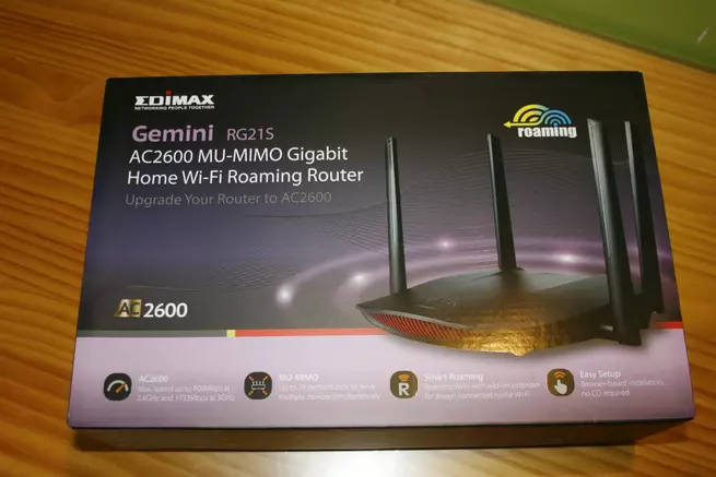 Kutsogolo kwa bokosi losalowerera ndale la router Edimax Gemini RE21S