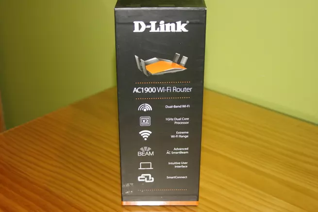 Kaliwang bahagi ng D-Link DIR-879 EXO AC1900 router box