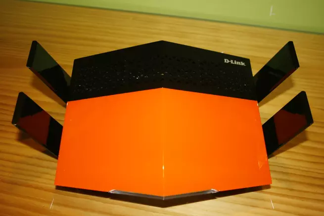 Sa harap ng high performance na router na D-Link DIR-879 EXO AC1900