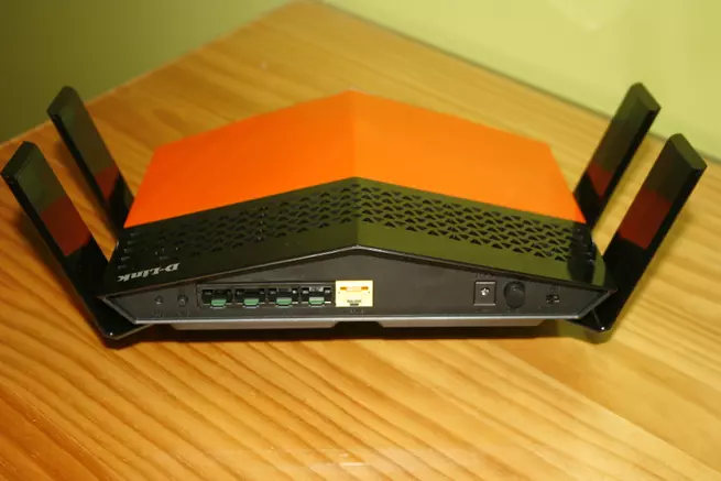 Detalye ng likod ng D-Link DIR-879 EXO AC1900 router