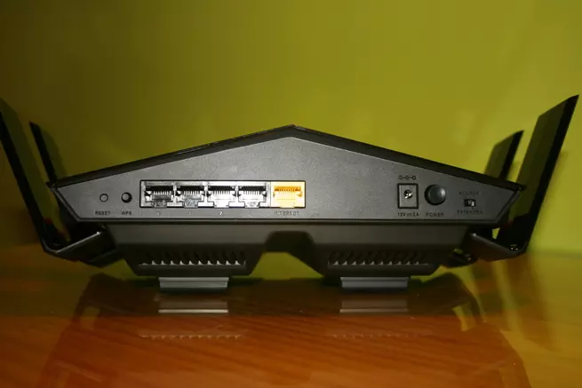 Sa likuran ng D-Link DIR-879 EXO AC1900 router kasama ang mga port at button nito