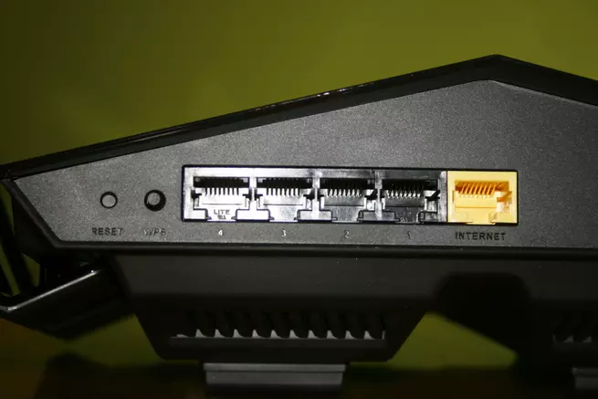 Mga Gigabit Ethernet port ng D-Link DIR-879 EXO AC1900 router nang detalyado