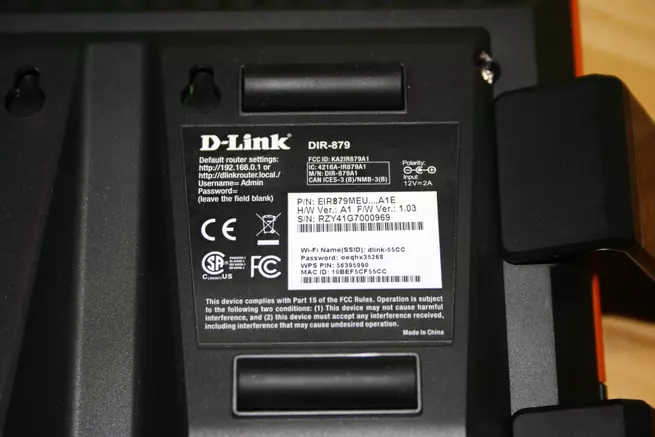 D-Link DIR-879 EXO AC1900 राउटर स्टिकरको विवरण