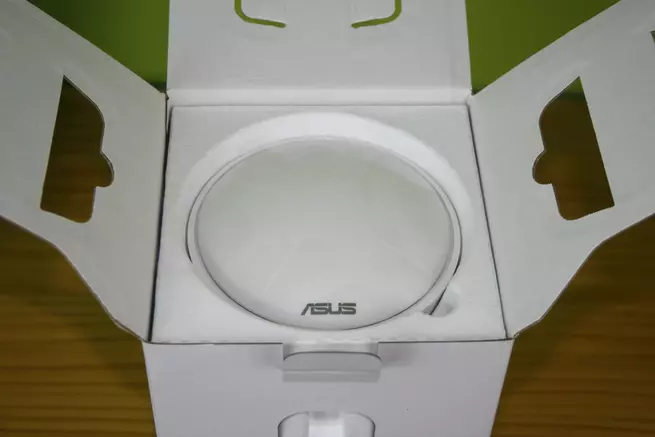 Lernen Sie das Innere der ASUS Lyra Mini-Box kennen