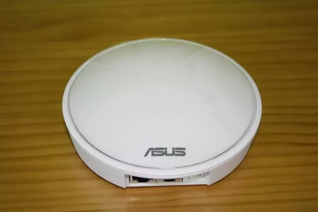 ດ້ານໜ້າອຸປະກອນ ASUS Lyra Mini