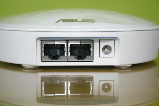 ພອດ Gigabit Ethernet ແລະພະລັງງານຂອງ ASUS Lyra Mini