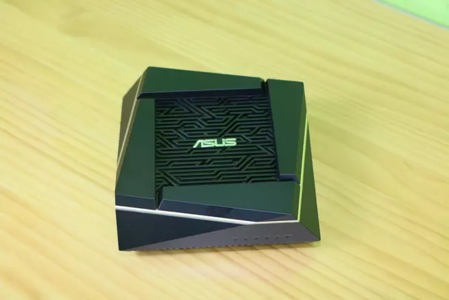 Vaega pito i luga ole ASUS RT-AX92U AiMesh router i auiliiliga