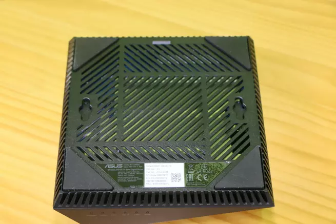 Ventilation grille i le pito i lalo ole ASUS RT-AX92U router