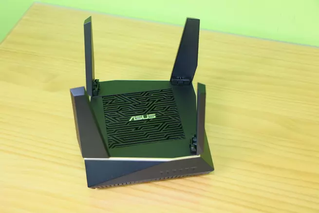 ASUS RT-AX92U router i lona mamalu uma