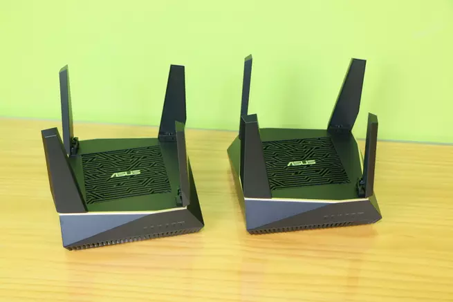 AiMesh Wi-Fi sistemini oluşturan ASUS RT-AX92U yönlendiriciler