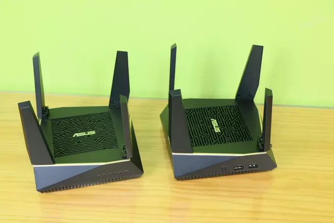 AiMesh Wi-Fi sistemini oluşturan ASUS RT-AX92U yönlendiriciler