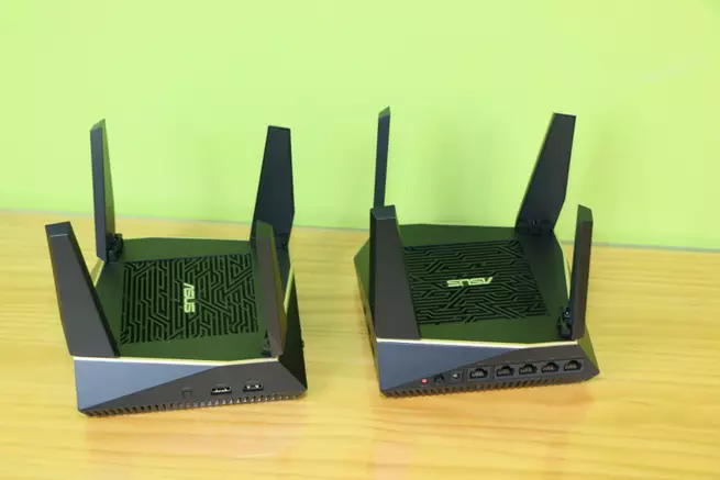 AiMesh Wi-Fi sistemini oluşturan ASUS RT-AX92U yönlendiriciler