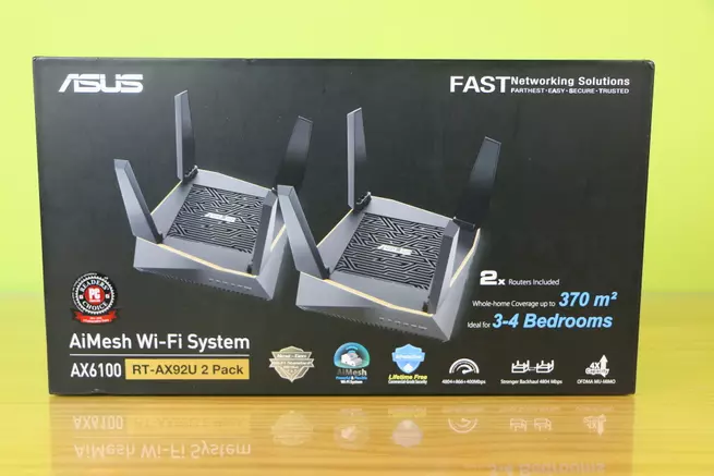 Mặt trước của hộp đựng hệ thống Wi-Fi ASUS RT-AX92U AiMesh