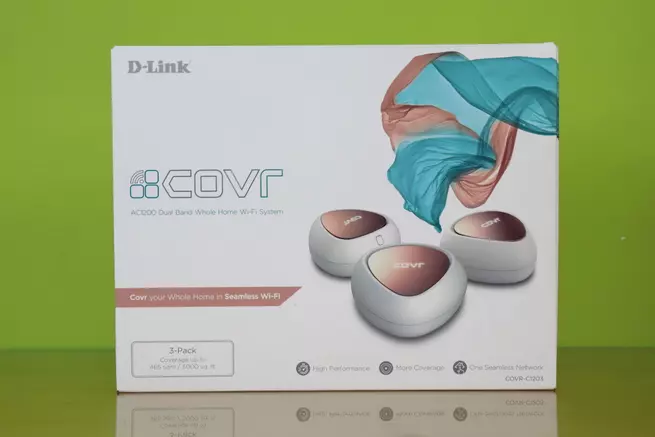 D-Link COVR-C1203 मेश वाय-फाय सिस्टम बॉक्सच्या समोर