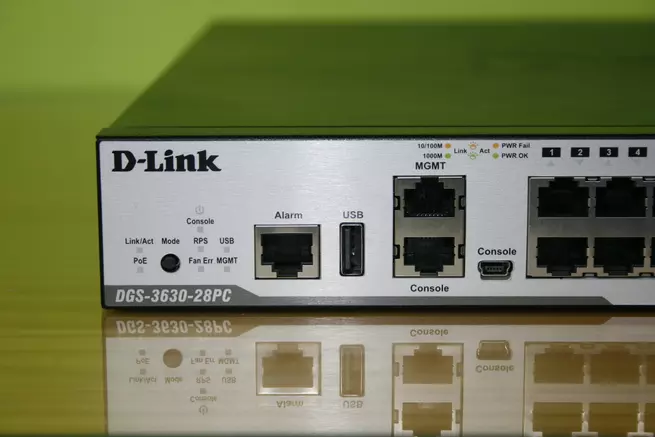 D-Link DGS-3630-28PC L3 jungiklio konsolė ir valdymo prievadai