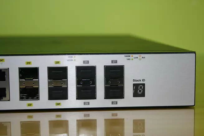 Комутатор D-Link DGS-3630-28PC L3, порти SFP+ 10 Гбіт/с