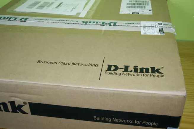 የሳጥኑ ፊት ለፊት የመቀየሪያው L3 D-Link DGS-3630-28PC በዝርዝር