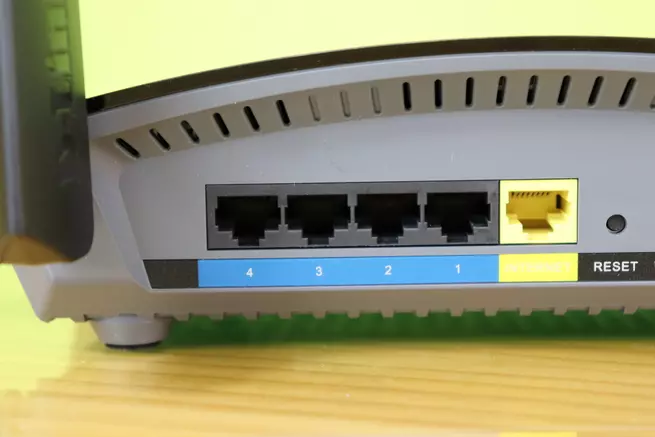 Gigabit Ethernet-portar för LAN och WAN på D-Link DIR-1960-routern