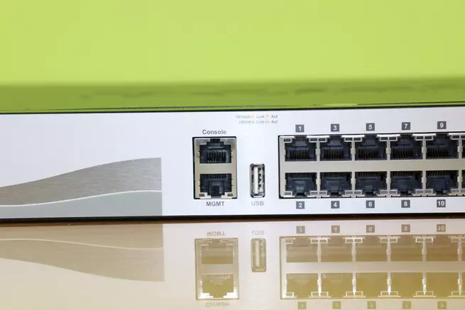 D-Link DGS-3130-30TS L3 switch consola, management și porturi USB în detaliu