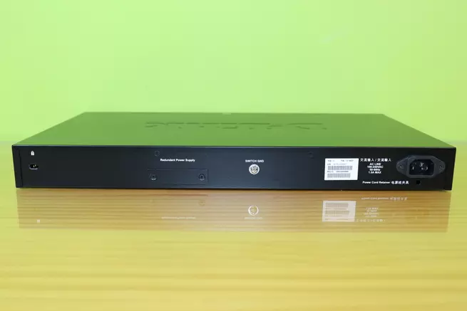 Pogled straga na D-Link DGS-3130-30TS L3 prekidač