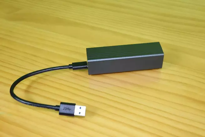 Pogled na adapter QNAP QNA-UC5G1T USB 3.0 na 5GbE v vsem svojem sijaju