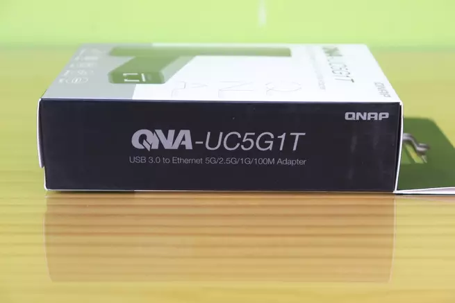 የQNAP QNA-UC5G1T USB 3.0 እስከ 5GbE አስማሚ ሳጥን በቀኝ በኩል በዝርዝር