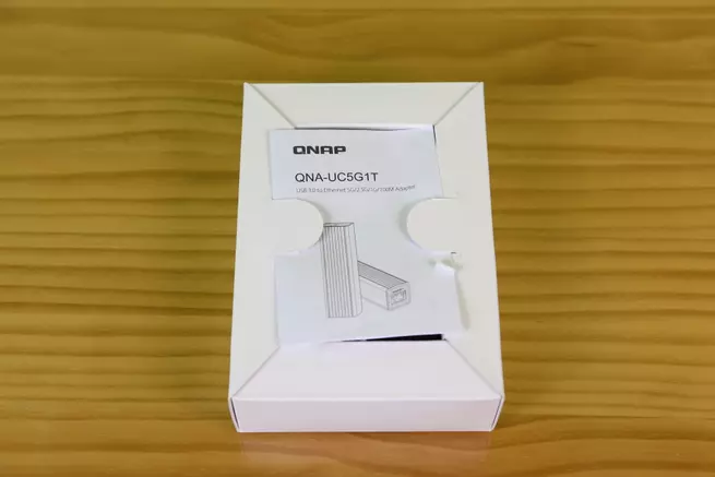 Inde i æsken med QNAP QNA-UC5G1T USB 3.0 til 5GbE adapter i detaljer